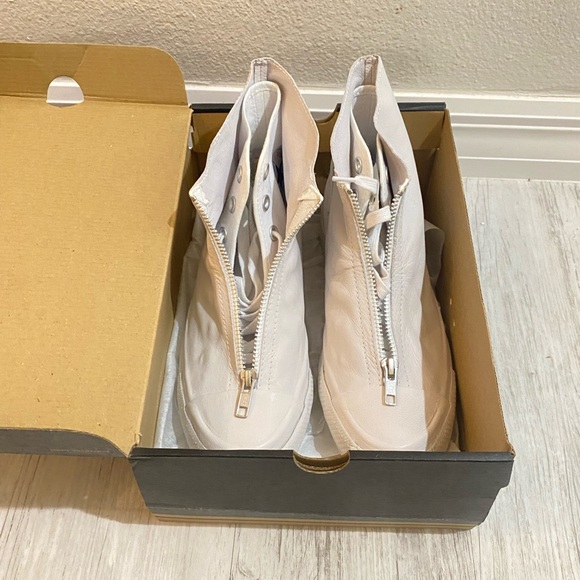 Converse | Shoes | Nwt Converse Shroud White Leather Chuck Taylor ...